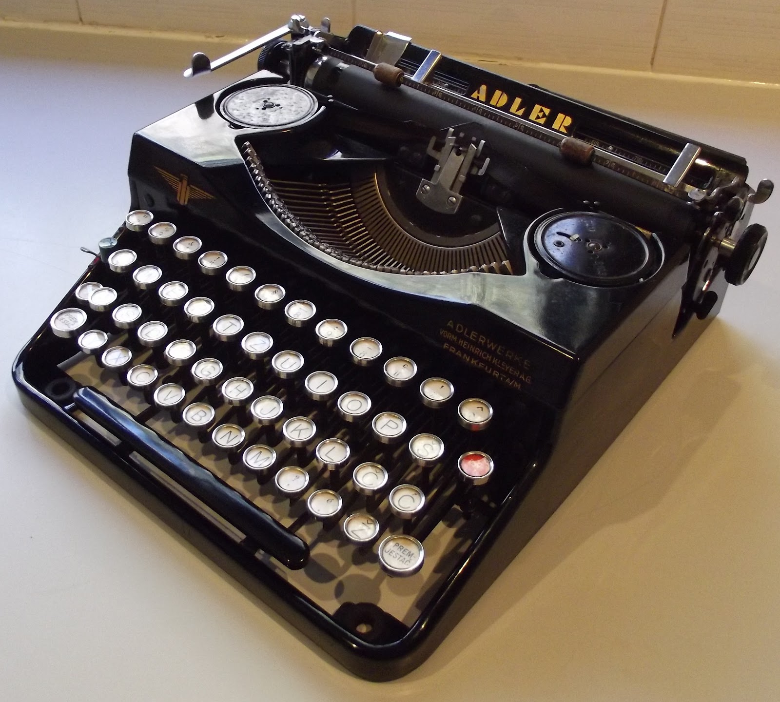 oz.Typewriter: The Adler Model 32 Portable: Sweet Typewriter Eye Candy