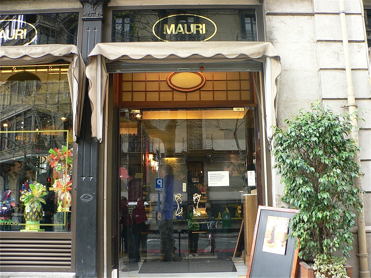 地中海の街から、色いろなお話: MAURI, una pastelería emblemática en el corazón del ...