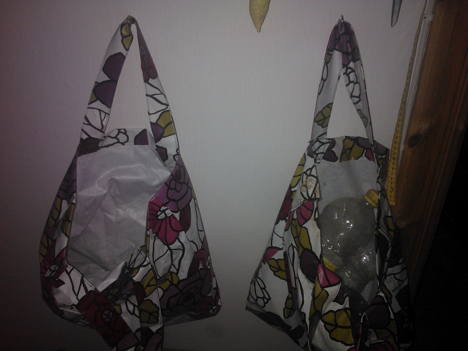 Pantburkar, kartonger och tidningar