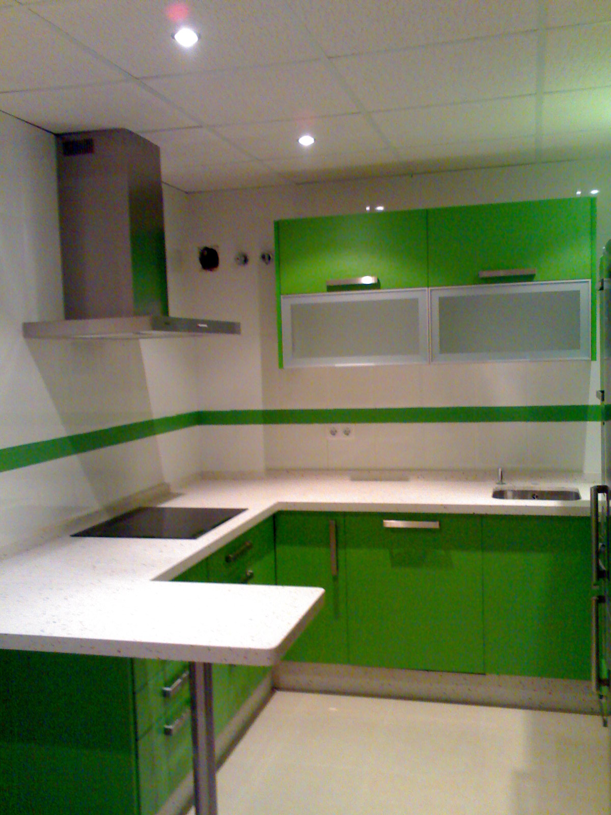 Sol, aire y madera, Cv en imágenes: Formica verde y silestone blanco