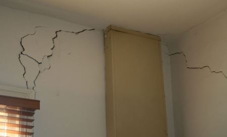 Cara Paling Cepat Atasi Masalah Dinding Rumah Yang Retak