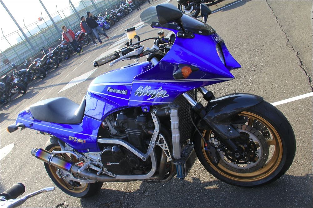 ROAD RIDER: Kawasaki GPZ900R Ninja Custom Machine Blue