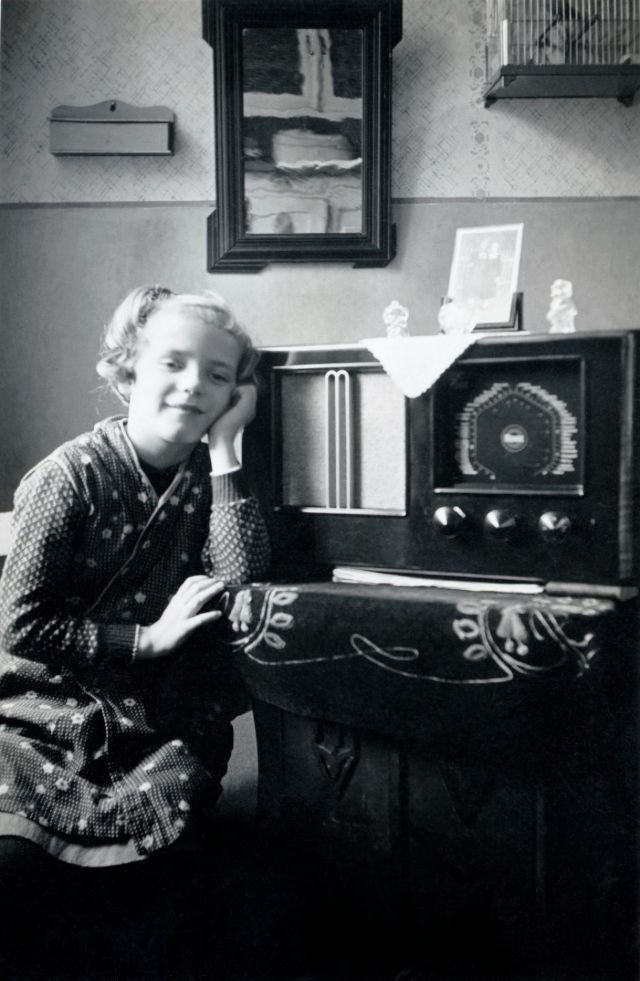 35 Vintage Photos Capture People at Home From the 1930s ~ Vintage Everyday