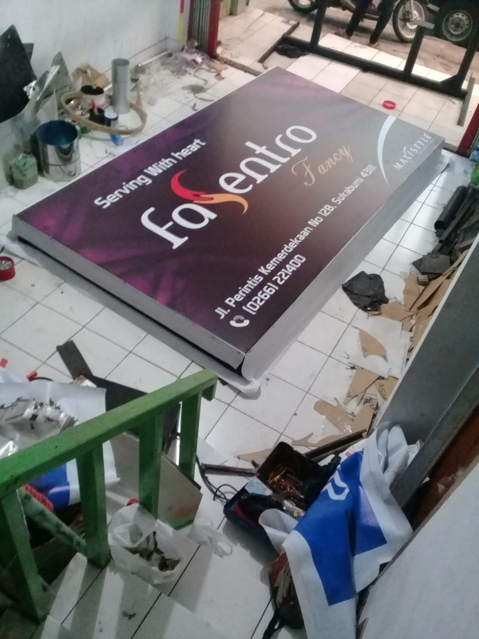 PROSES PEMASANGAN NEON BOX YANG BAIK DAN BENAR