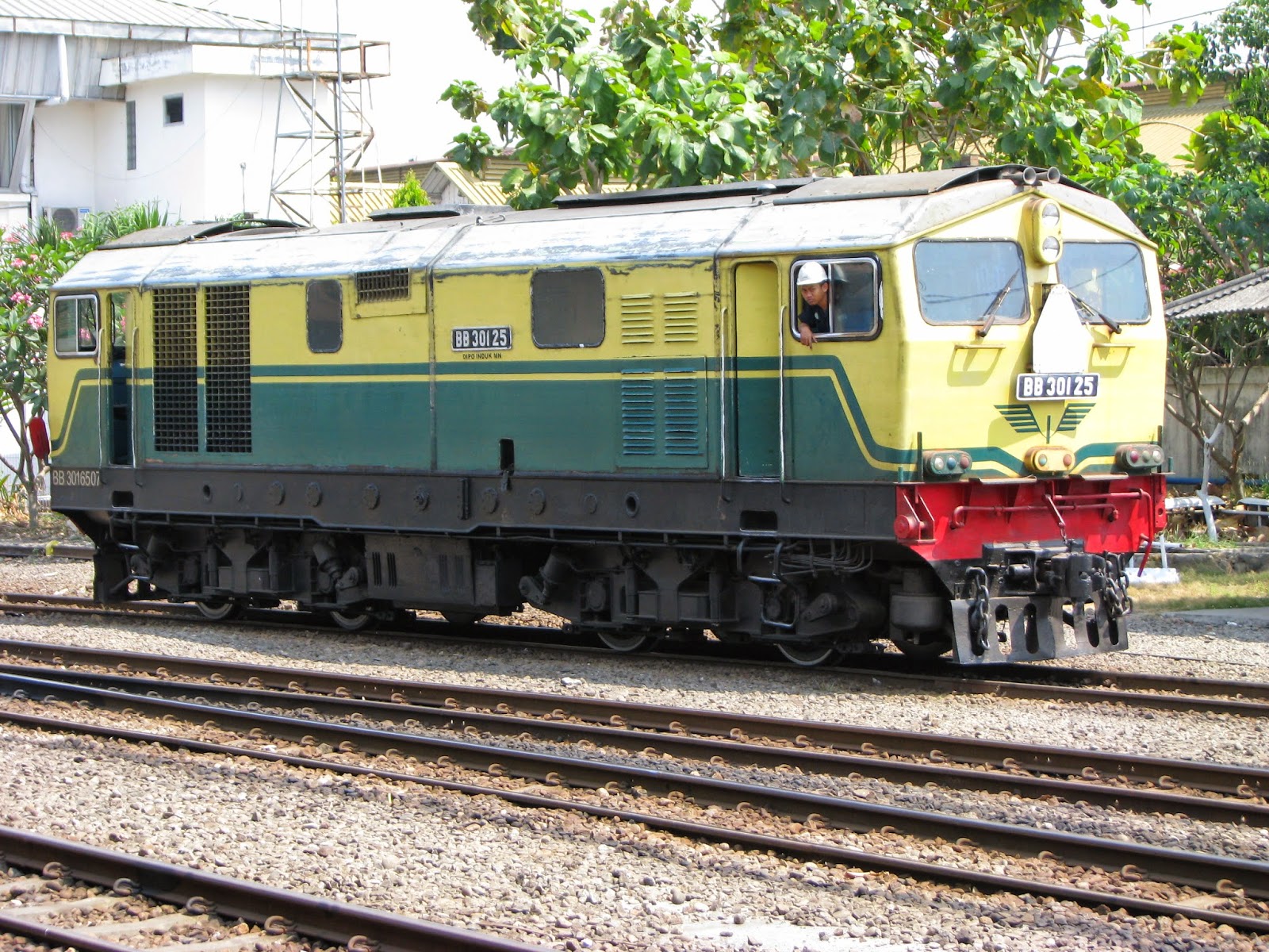 Kereta Api Indonesia: Bertemu Dengan Lokomotif BB301 di Stasiun Madiun