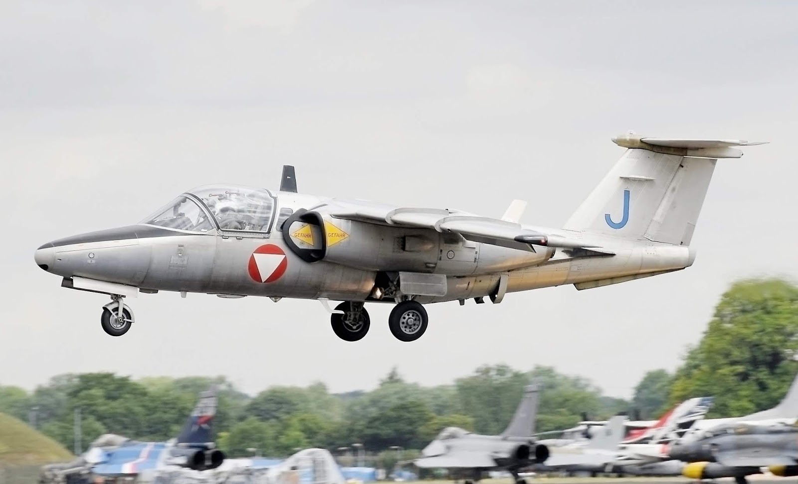 AAG_th บันทึกประจำวัน: ออสเตรียงดบินเครื่องบินฝึกไอพ่น Saab 105 เหลือ ...