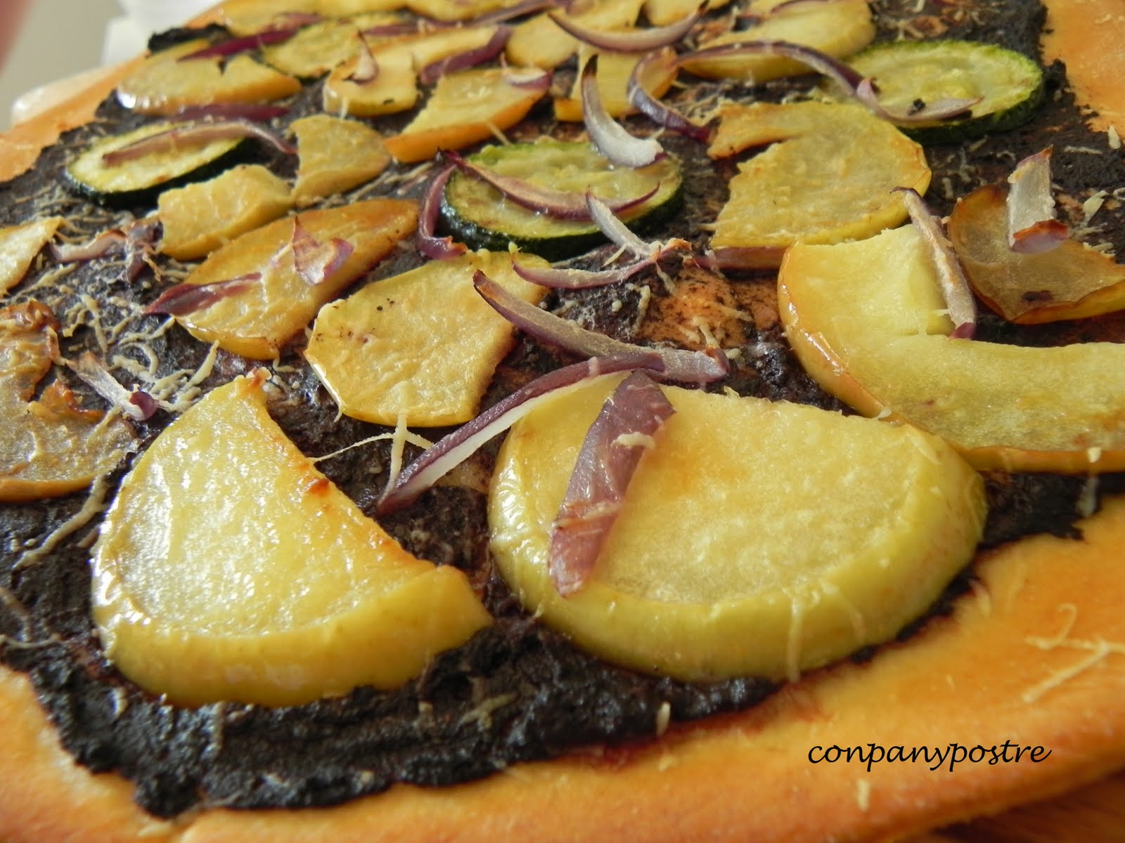 Con pan y postre: Pizza negra con manzanas