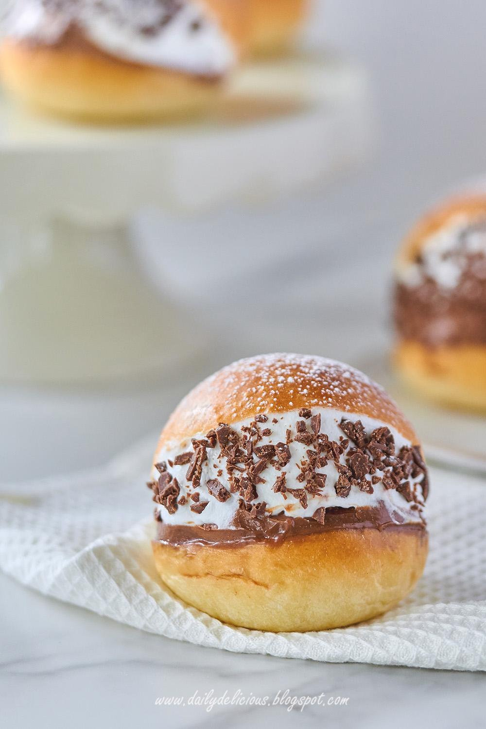 dailydelicious: Chocolate Cream buns