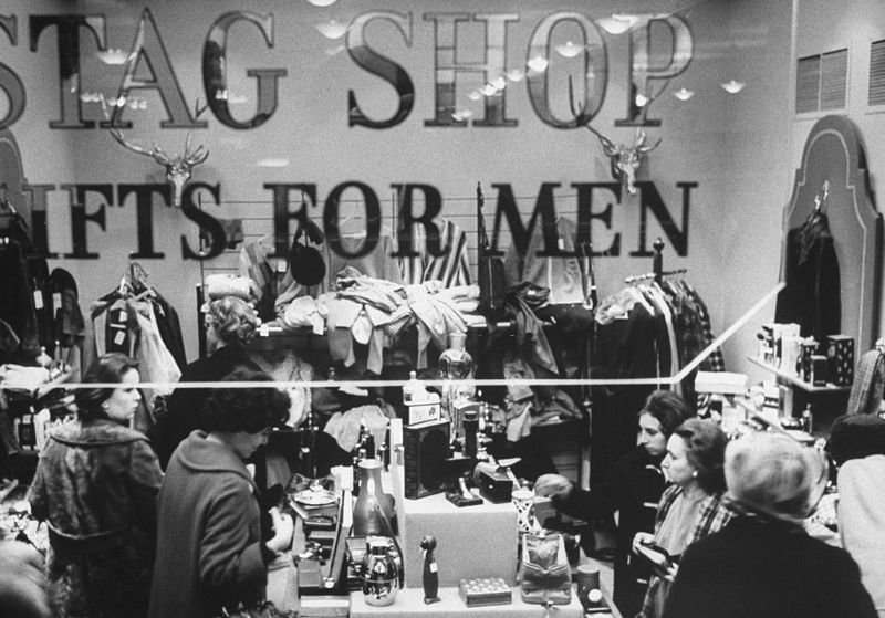 Fascinating Vintage Photos of People Shopping For Christmas in 1962 ... Fascinating Vintage Photos of People Shopping For Christmas in 1962 ...