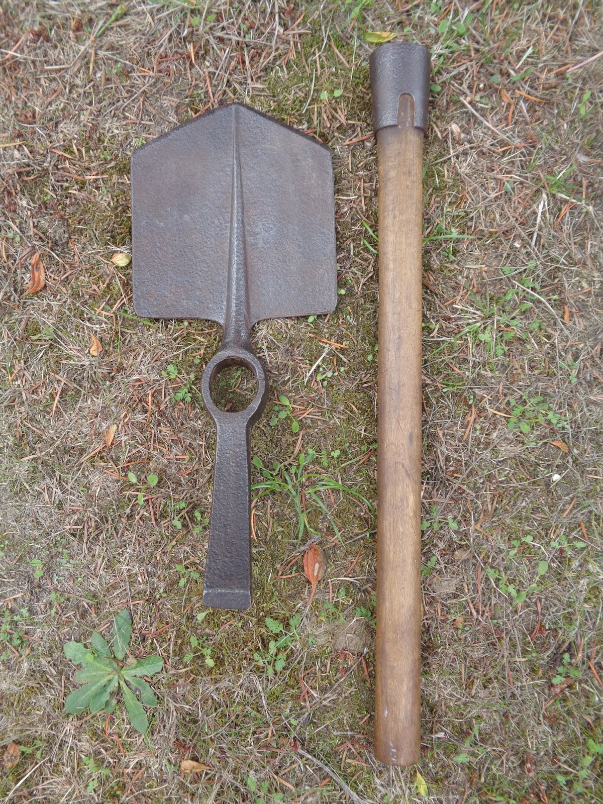 Four Bees: British Entrenching Tool, WW2, "Implement Entrenching ...