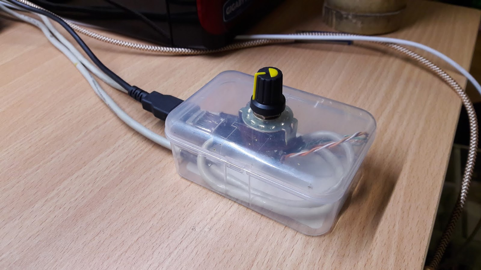 Cavy Lab: DIY USB KVM selector using audio selector. (1 keyboard -> 2 ...