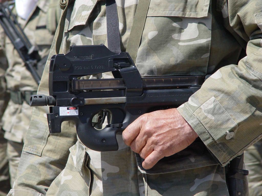 SI VIS PACEM, PARA BELLUM: L'FN P90 è un'arma da difesa personale (PDW ...