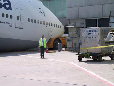 Digital Aviation: Lufthansa B747-430 Landing gear collapsed