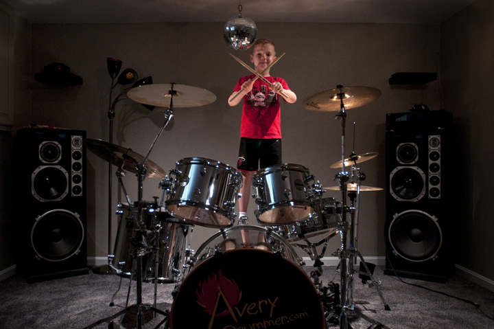 Galaxia Stiri si Noutati: Avery Molek - baterist la 6 ani (Video)