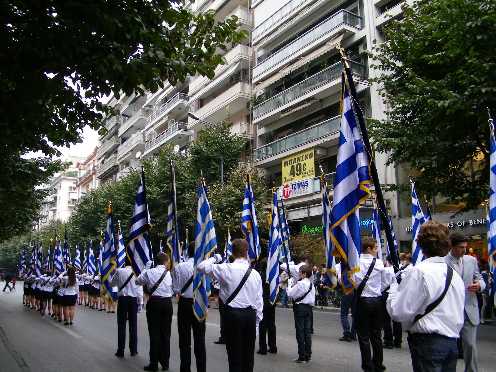 Η ΠΑΡΕΛΑΣΗ ΣΤΗ ΘΕΣΣΑΛΟΝΙΚΗ: Οι Λοκατζήδες τραγουδούν το ¨Μακεδονία ...
