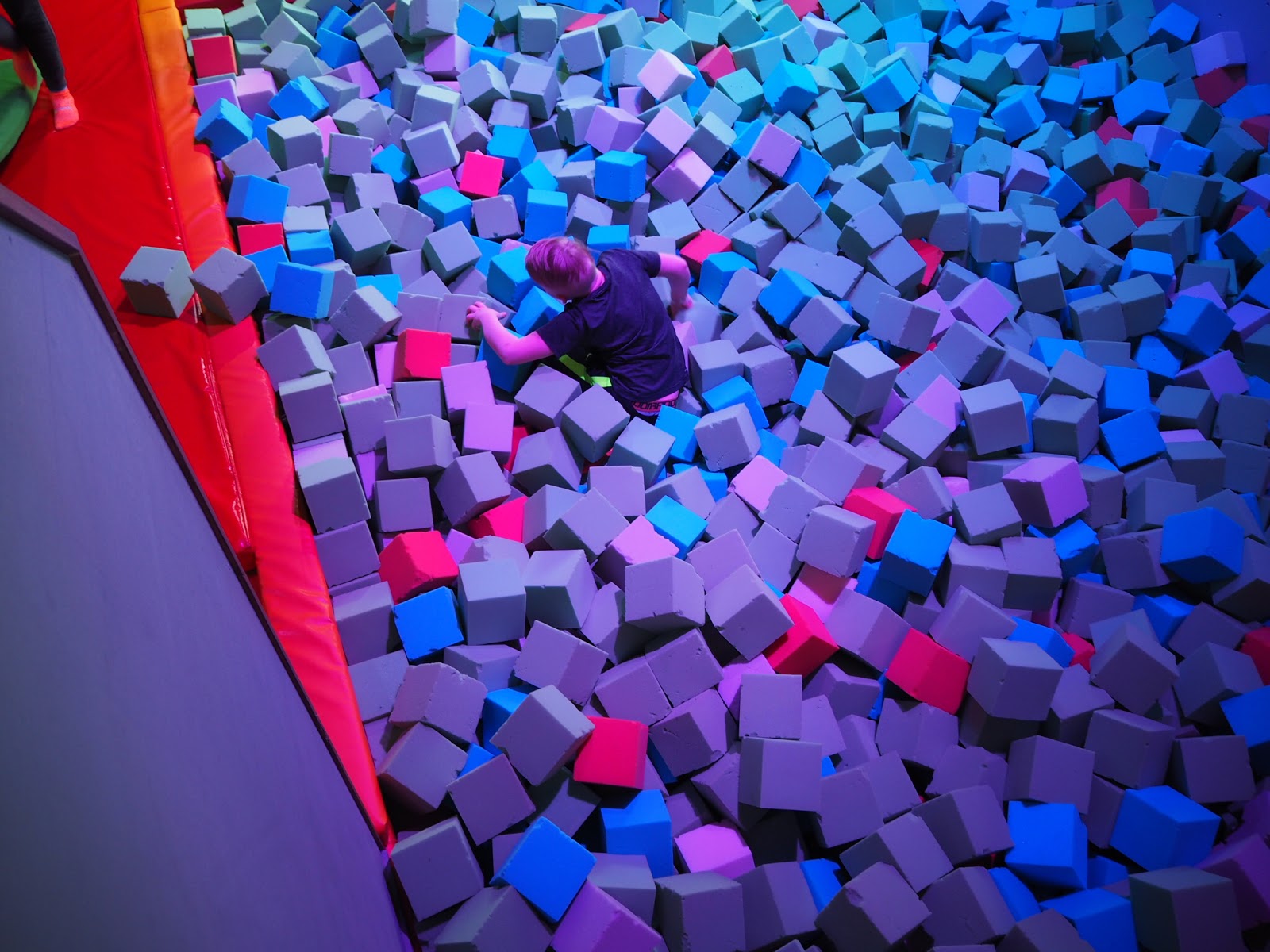 DUUDSONIT ACTIVITY PARK-UHKA VAI MAHDOLLISUUS - Värikkäästi valkoinen