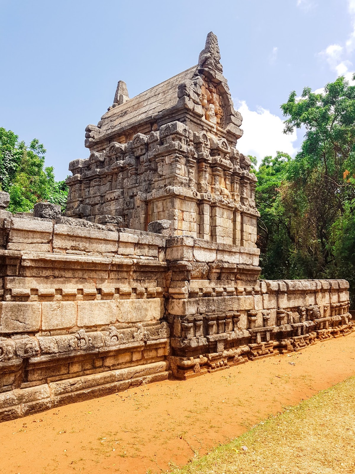 Nalanda Gedige, the central point of Sri Lanka - Travel Ahead Photography