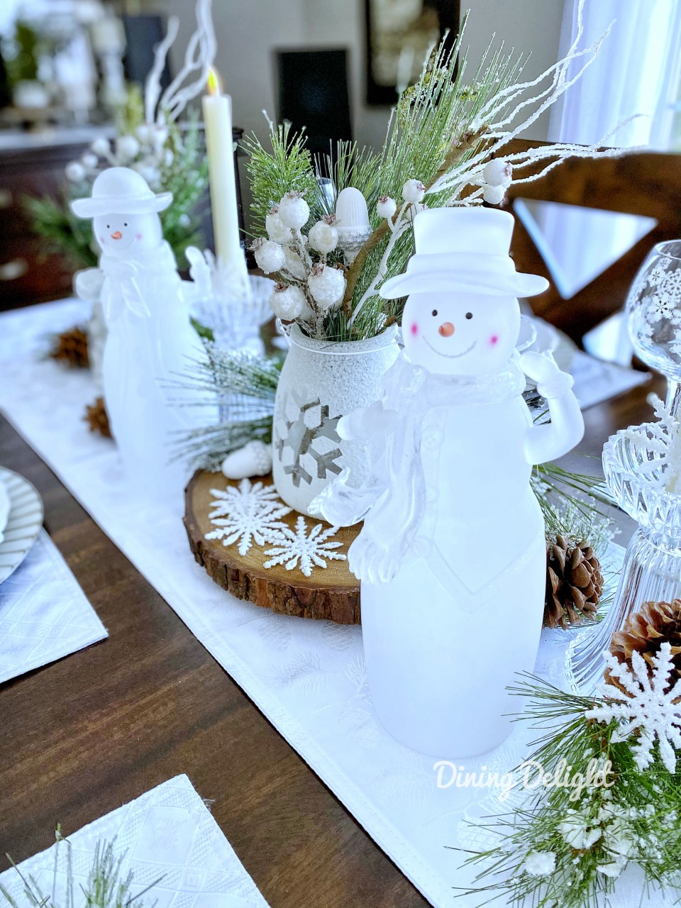 Dining Delight: Winter Whites and Frosty Greens Tablescape
