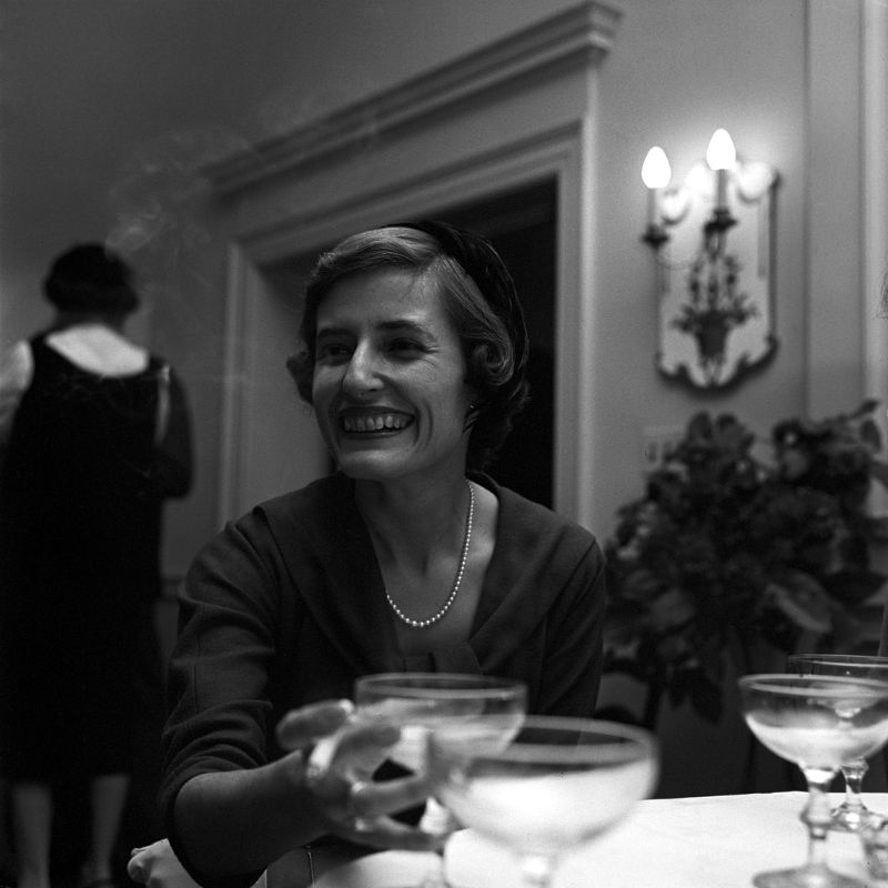 50 Cool Snaps Show How to Smoke Like the 1950s Ladies ~ Vintage Everyday