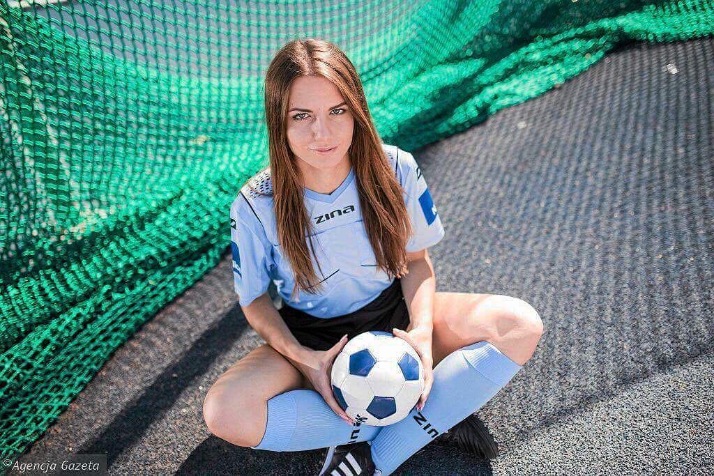 Gorgeous Polish referee Karolina Bojar causes stir online with her ...