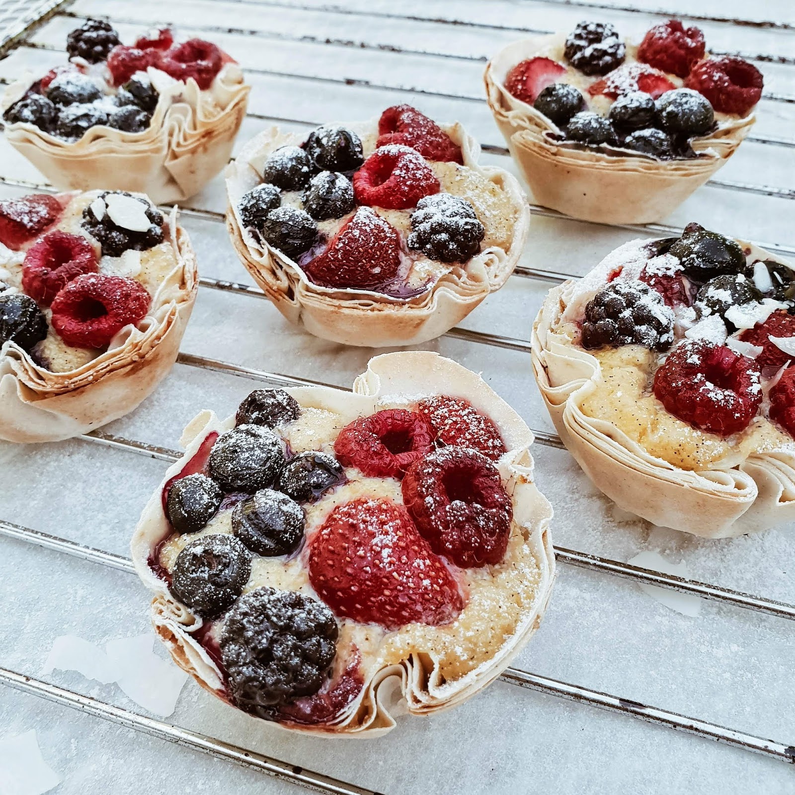 POLETNE MINI TORTICE SUMMER MINI TARTS | . m i k s t e j p