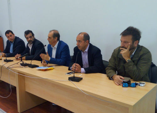 COM LIVE WEB TV: ΕΚΤΑΚΤΟ ΠΑΡΑΙΤΉΘΗΚΕ ΤΟ ΜΕΣΗΜΕΡΙ Ο ΜΟΥΖΟΥΡΑΚΗΣ ΑΠΟ ΤΗ ...