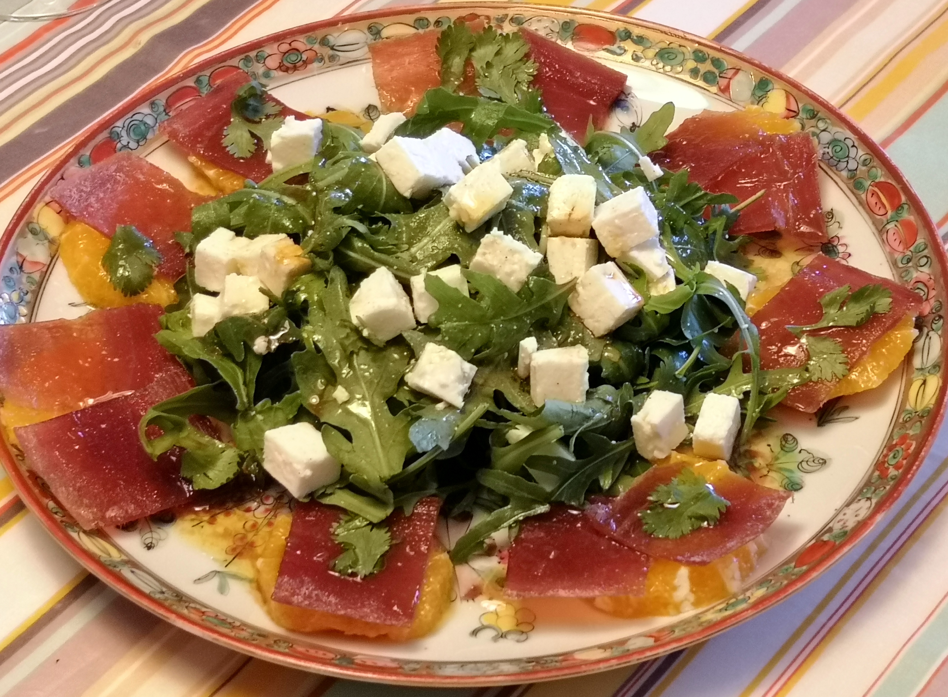 Teoria da cor : Muxama com laranja, rúcula, e queijo feta