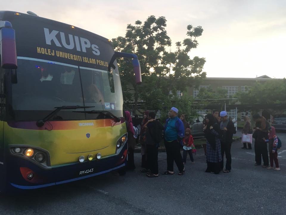 WADI BAS & VAN: Perkhidmatan Bas Persiaran dan Van di Kangar Perlis