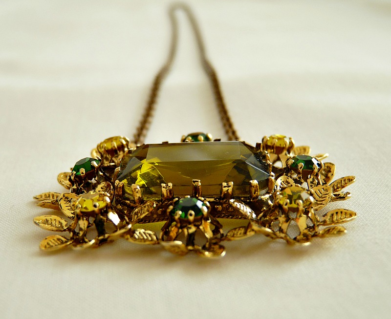 Broken Brooch to Striking Necklace DIY | Dans le Lakehouse