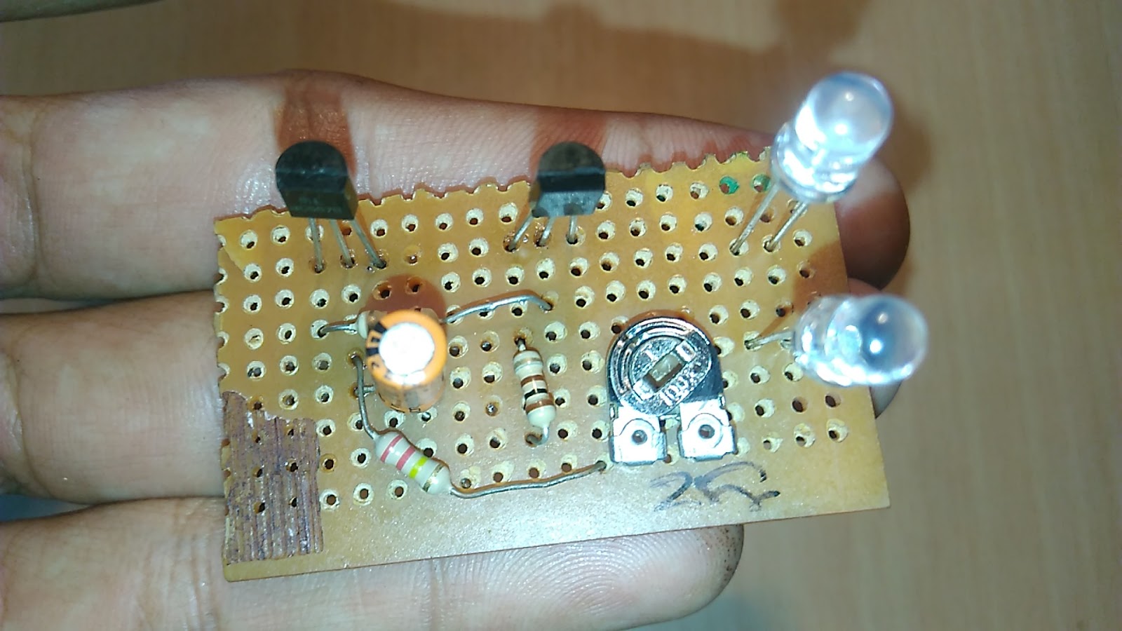 blinking LED Lights using two transistors & one capacitor