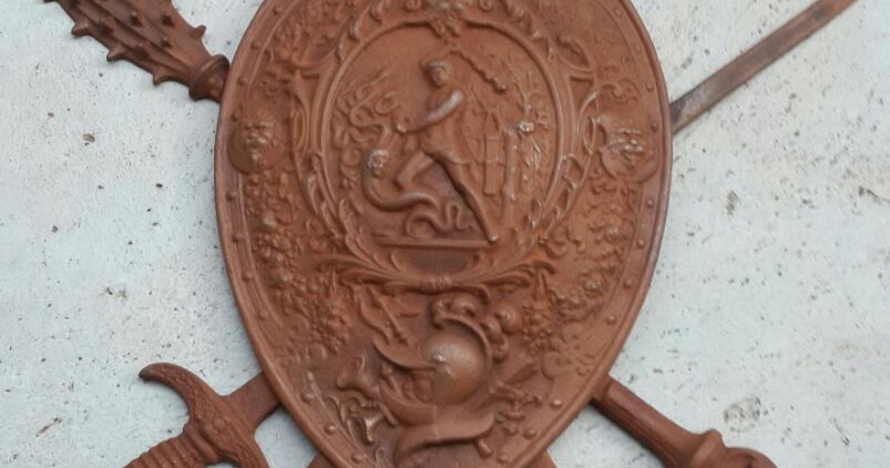 SAYANG ANTIK SOLO: Perisai Tameng Besi cor Portugis Vintage