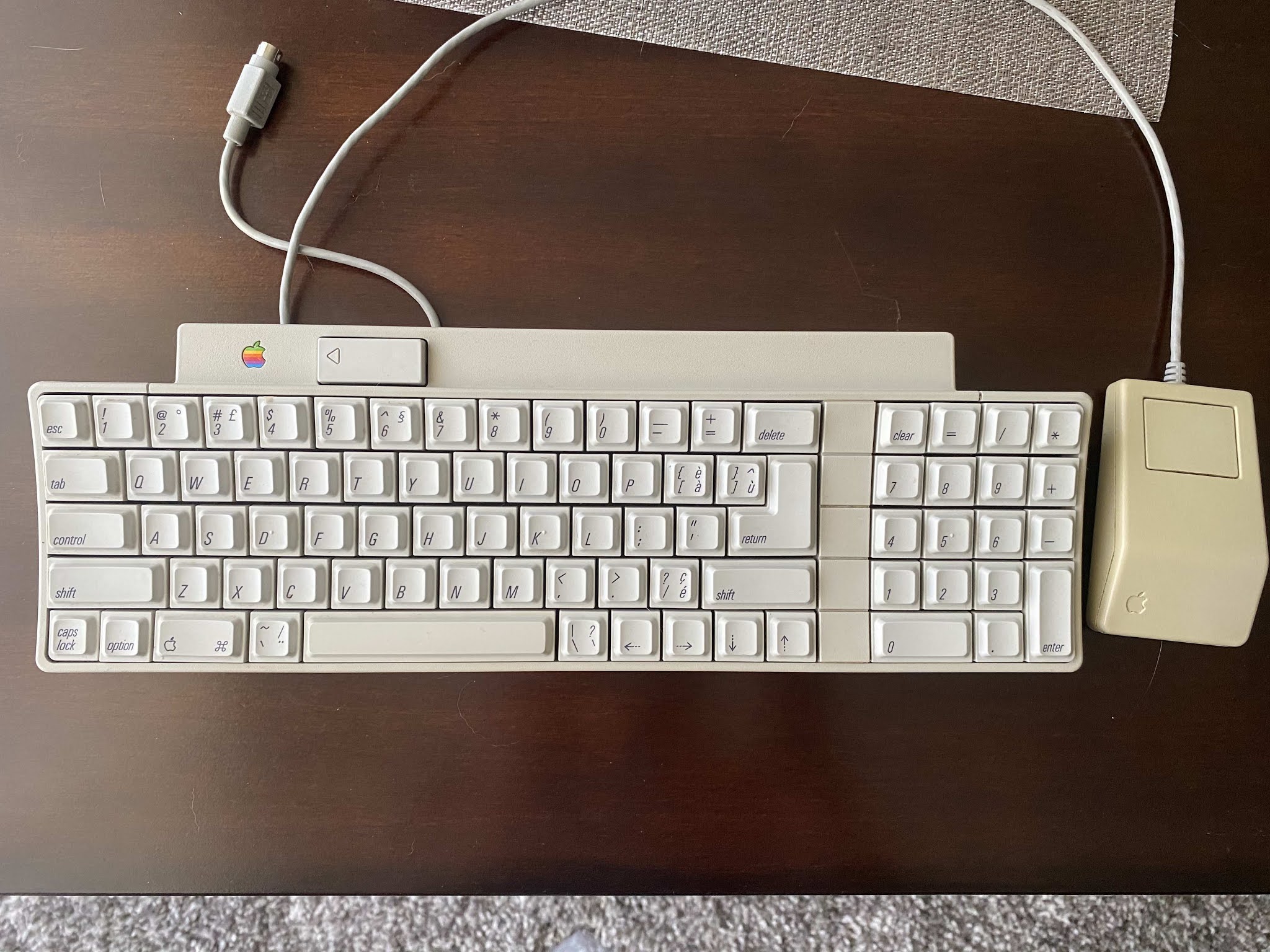 Ed Retro Tech - Where new and old tech coexist: My first Macintosh SE/30!