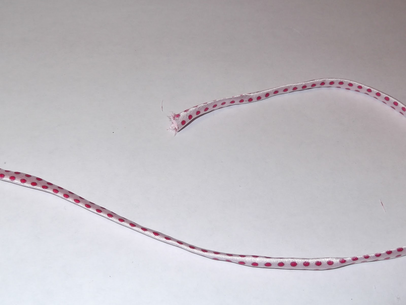 The Romantic Seamstress: Making spaghetti straps or button loops