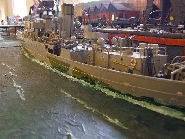 .Downloadable Model Railway Kits: Model ships and dockside railways