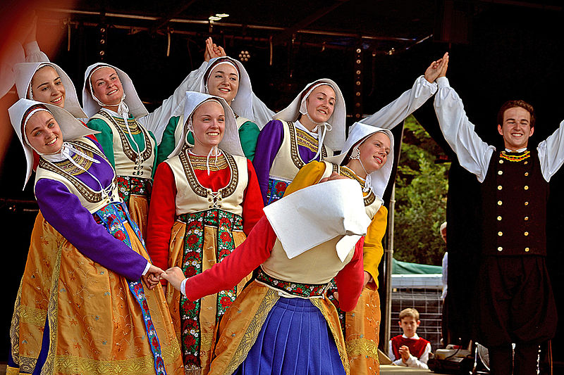 FolkCostume&Embroidery: A Closer Overview of Breton Costumes, part 1 ...