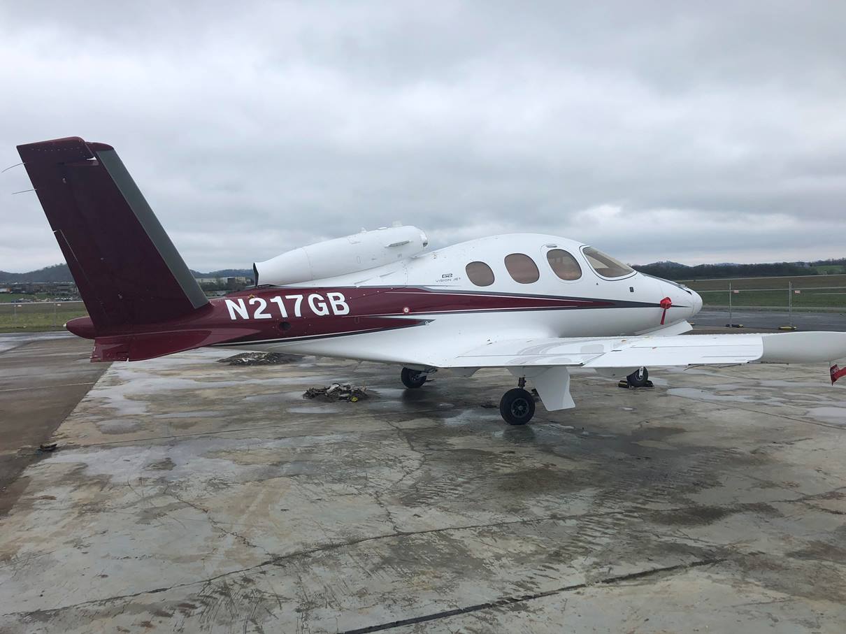 Kathryn's Report: Cirrus SF-50 Vision, N217GB: Corporate Hangar ...