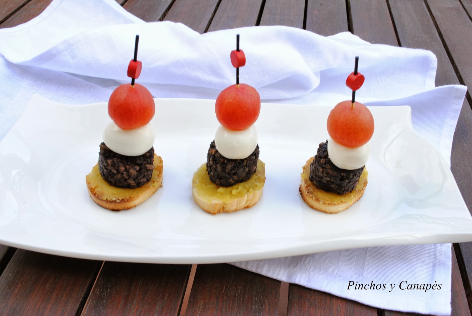 Este es un pincho con cinco estratos, muy fácil de hacer y atractivo a ...