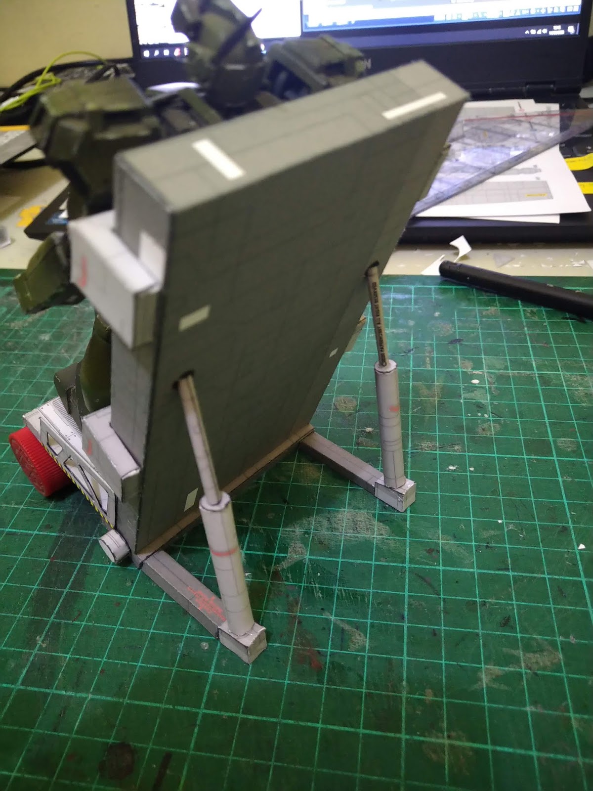 paperhobby: GUNDAM HANGAR 1:144 SCALE PAPERMODEL