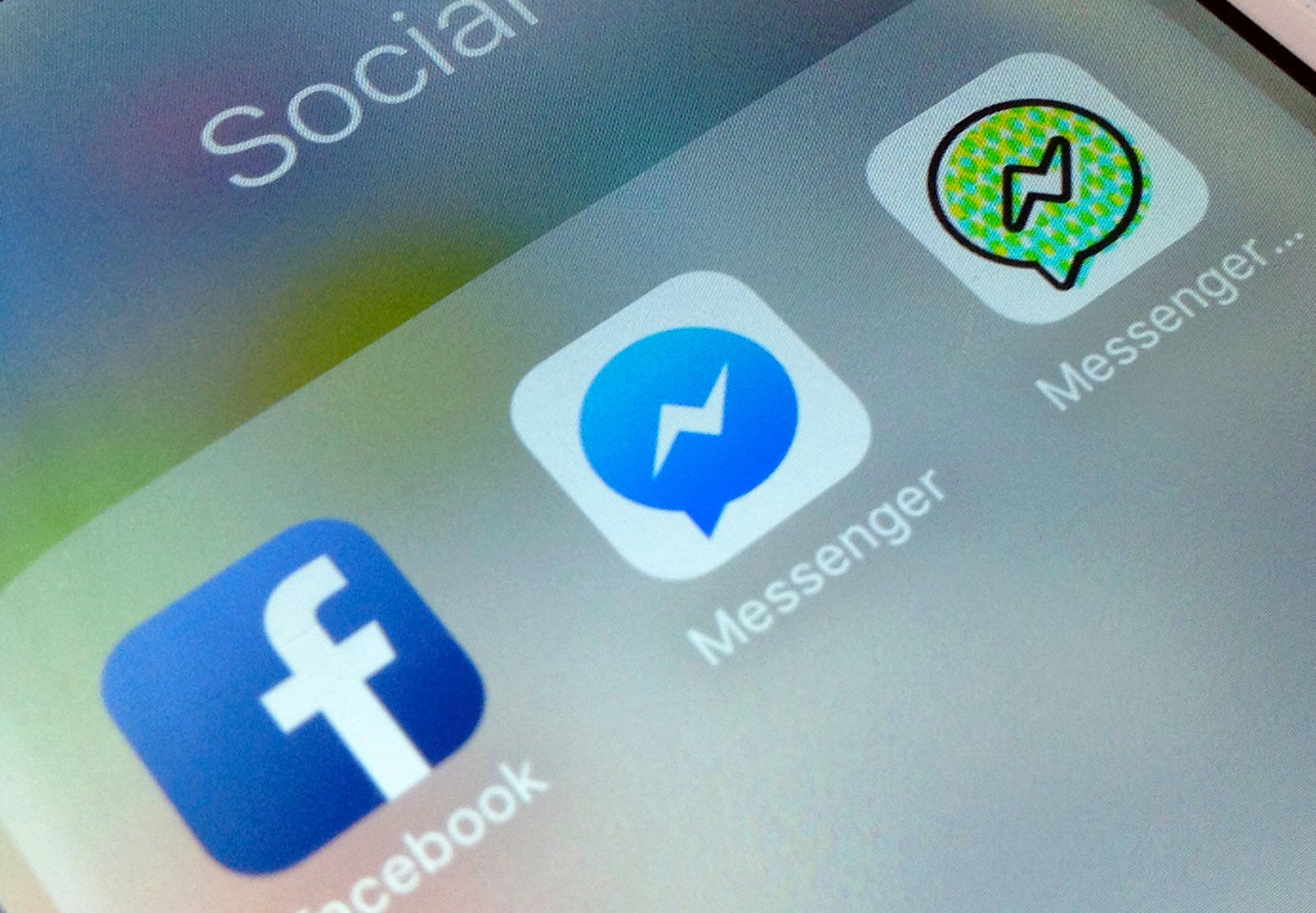 Facebook in Hot Water After Messenger Bug Reveals Who You’re Talking To