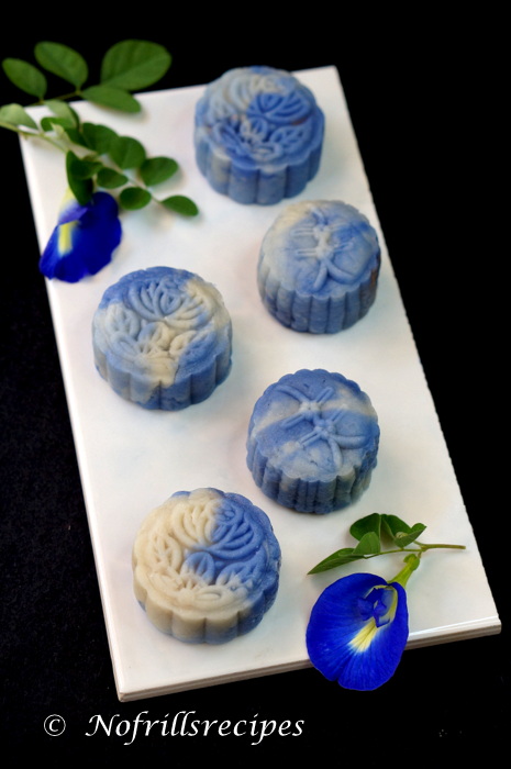 Blue (Blue Pea flower) and White Snowskin Mooncakes ~2021 ( 蝶豆花冰皮月饼 )