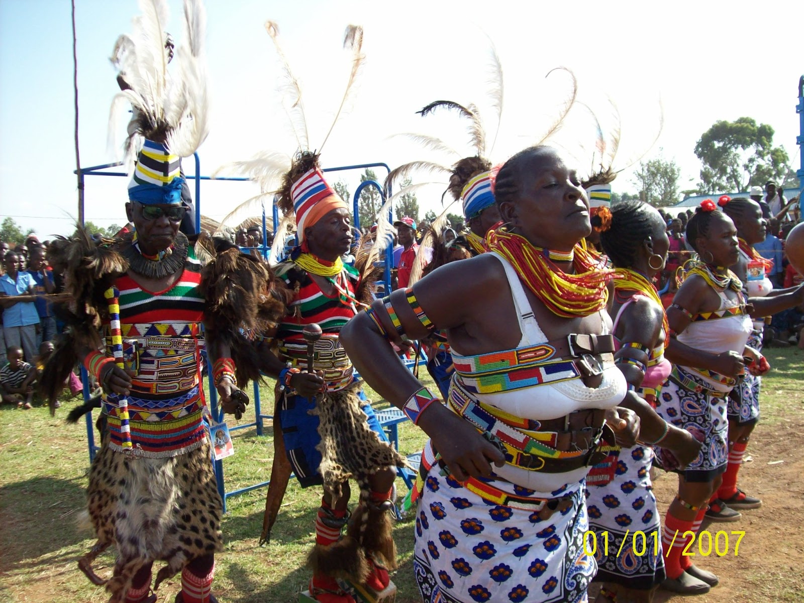 Kikundi cha Ngoma kikitoa burudani katika mkutano wa mgombea wa jimbo ...