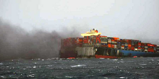 Zwitserw Maritiem: Containerschip MOL Comfort breekt in tweeën