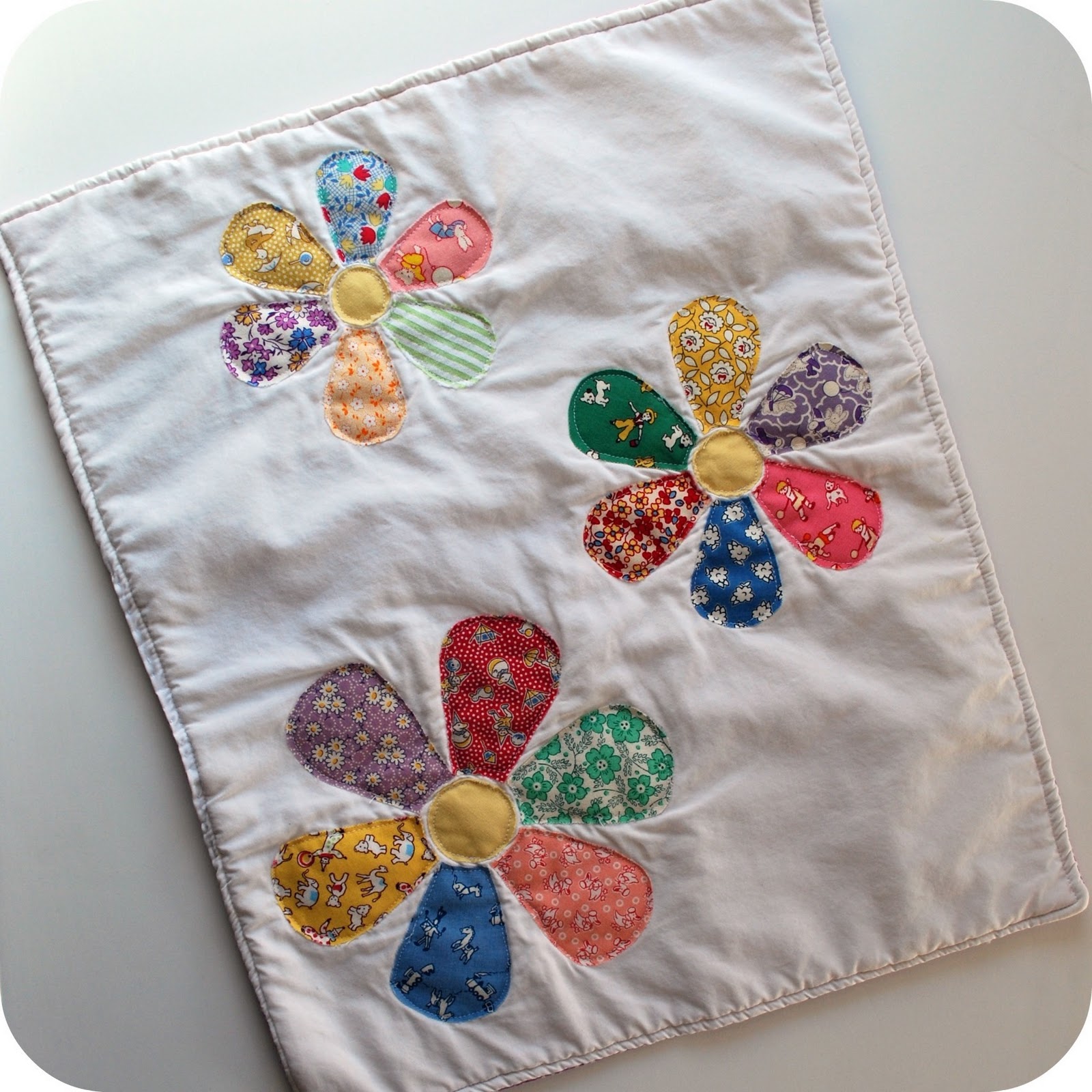 Chez Beeper Bebe: Lazy Daisy Dolly Quilt