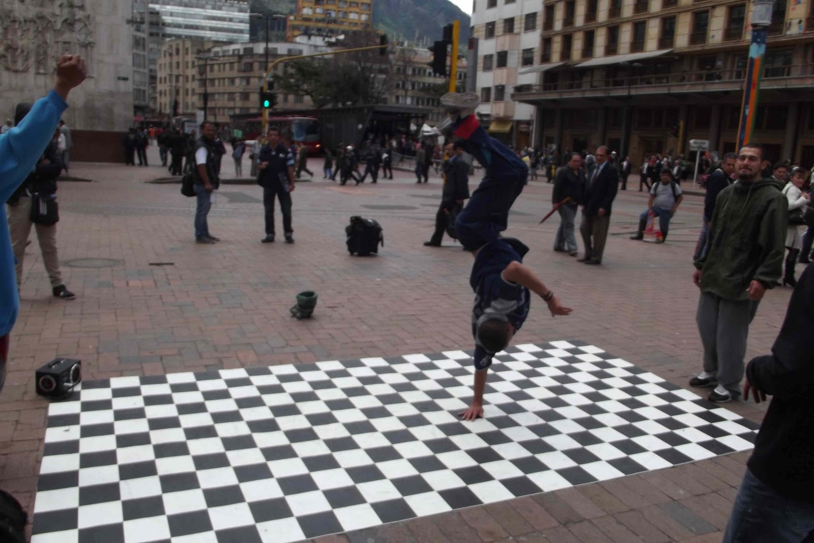 Mike's Bogota Blog: Breakdancing on Jimenez Avenue