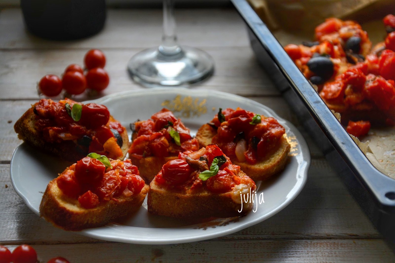 torta, pinjur, pjat...: Bruskete sa pomidorama (a sa čim bi drugo??)