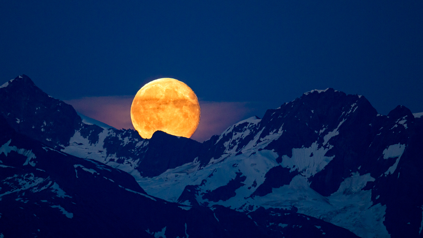 LIGHT Photographic Workshops: Moonrise over the Mountains