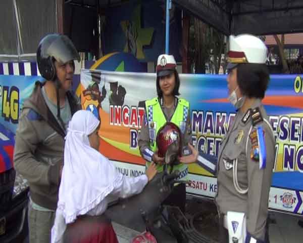 Polwan Sadarkan Orang Tua Akan Keselamatan Anaknya Dengan Berbagi Helm ...