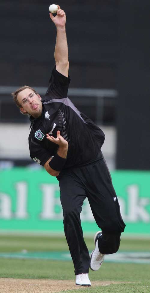 sports: Daniel vettori bowling
