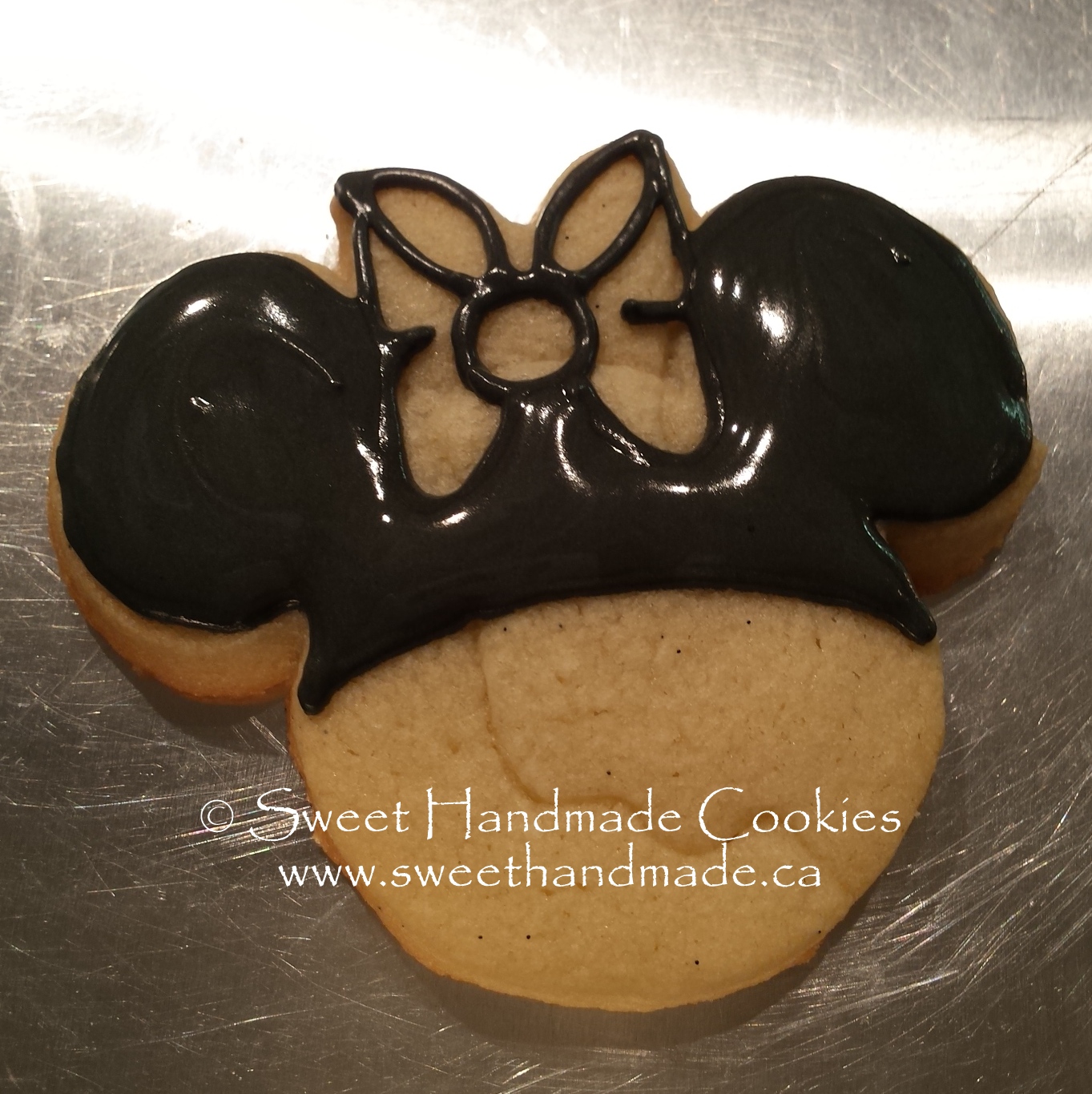 Sweet Handmade Cookies: Minnie Mouse Cookies and Cookie Cutter Modification
