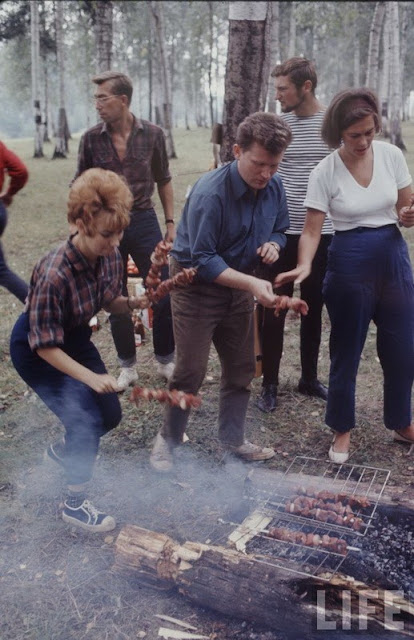 Wonderful Color Photographs Capture Everyday Life in the Soviet Union ...